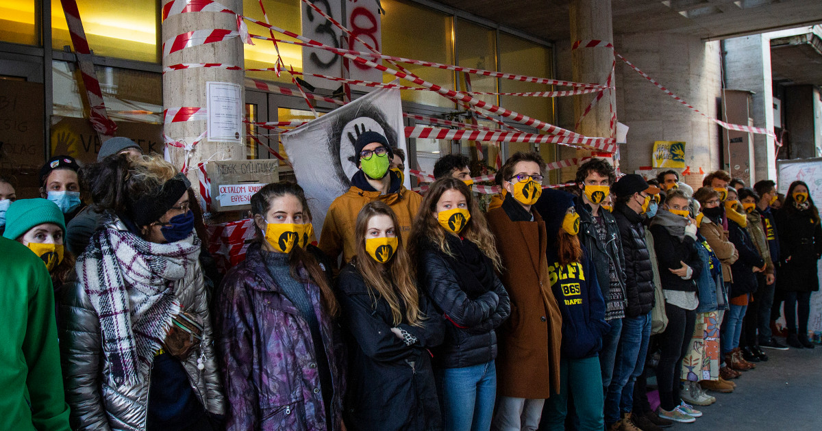 Telex: Több terembe nem jutnak be az SZFE hallgatói