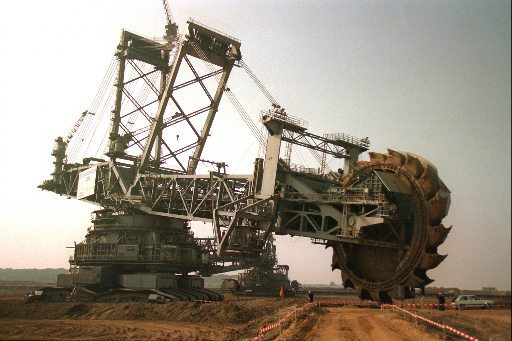 Telex: A világ legnagyobb gépe 14 ezer tonnás, és napi 240 ezer ...