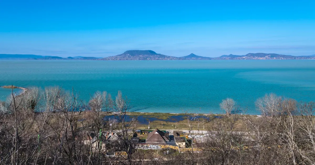 Telex: Kimondta az Alkotmánybíróság: A Balaton partjának 30 méteres ...