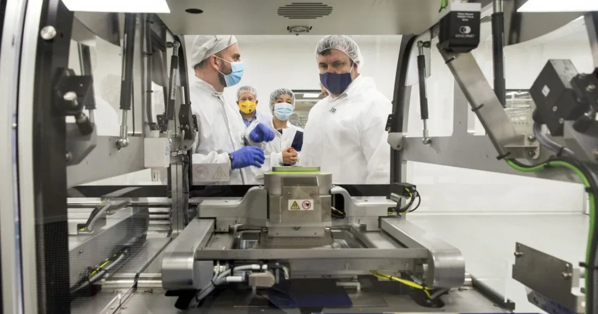 Telex: Kifizették a dolgozók bérét, újra termel a csornai napelemgyár