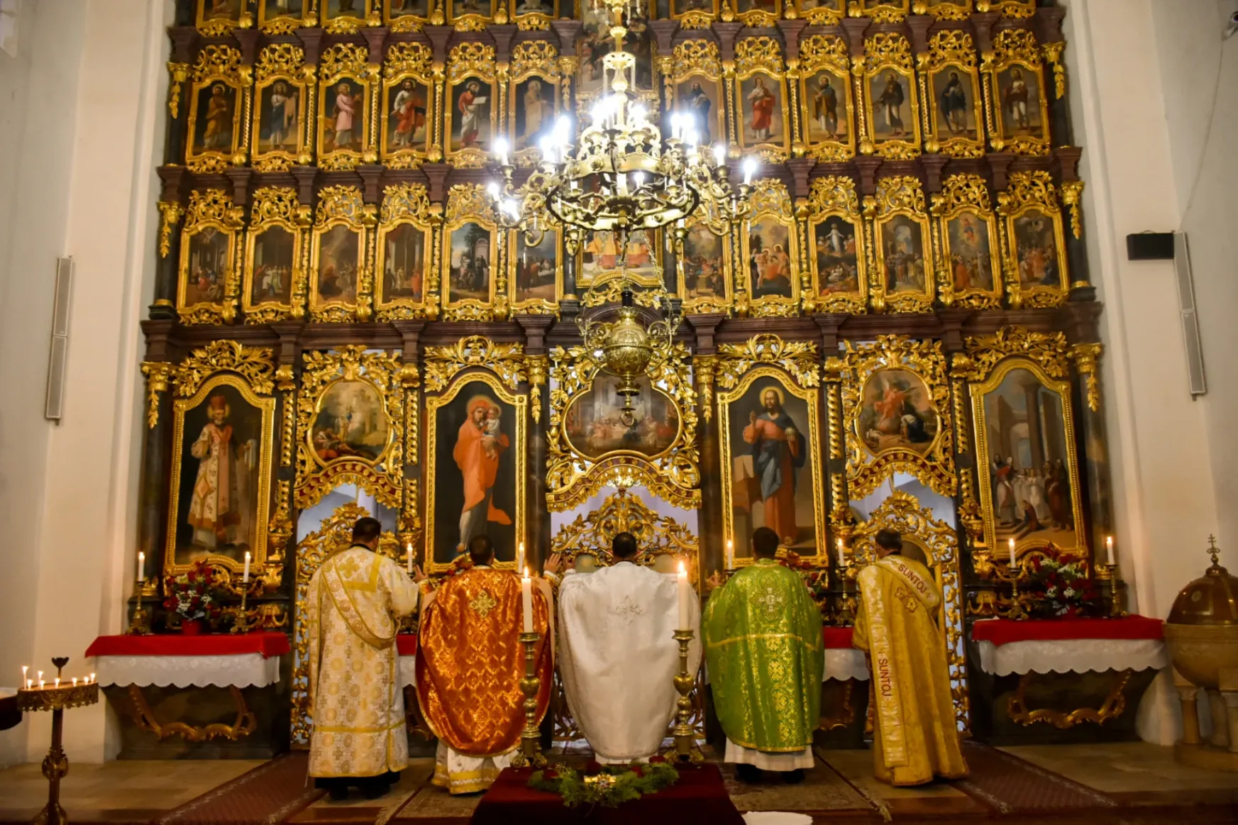 Telex: Felültek a foci-dilivonatra a görögkatolikus papok