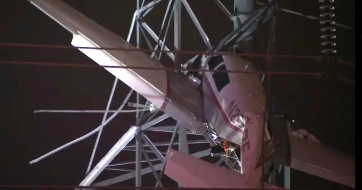 Telex: Villanypóznába szorult egy kisrepülő az Egyesült Államokban