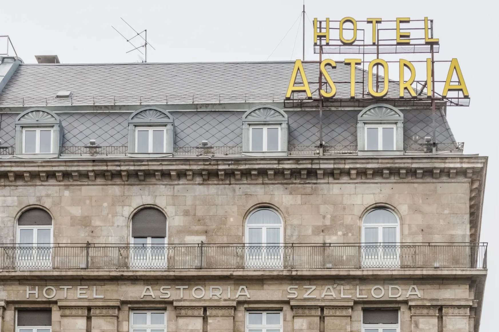 Telex: A felújítás után sem kerül vissza helyére az ikonikus Hotel Astoria felirat