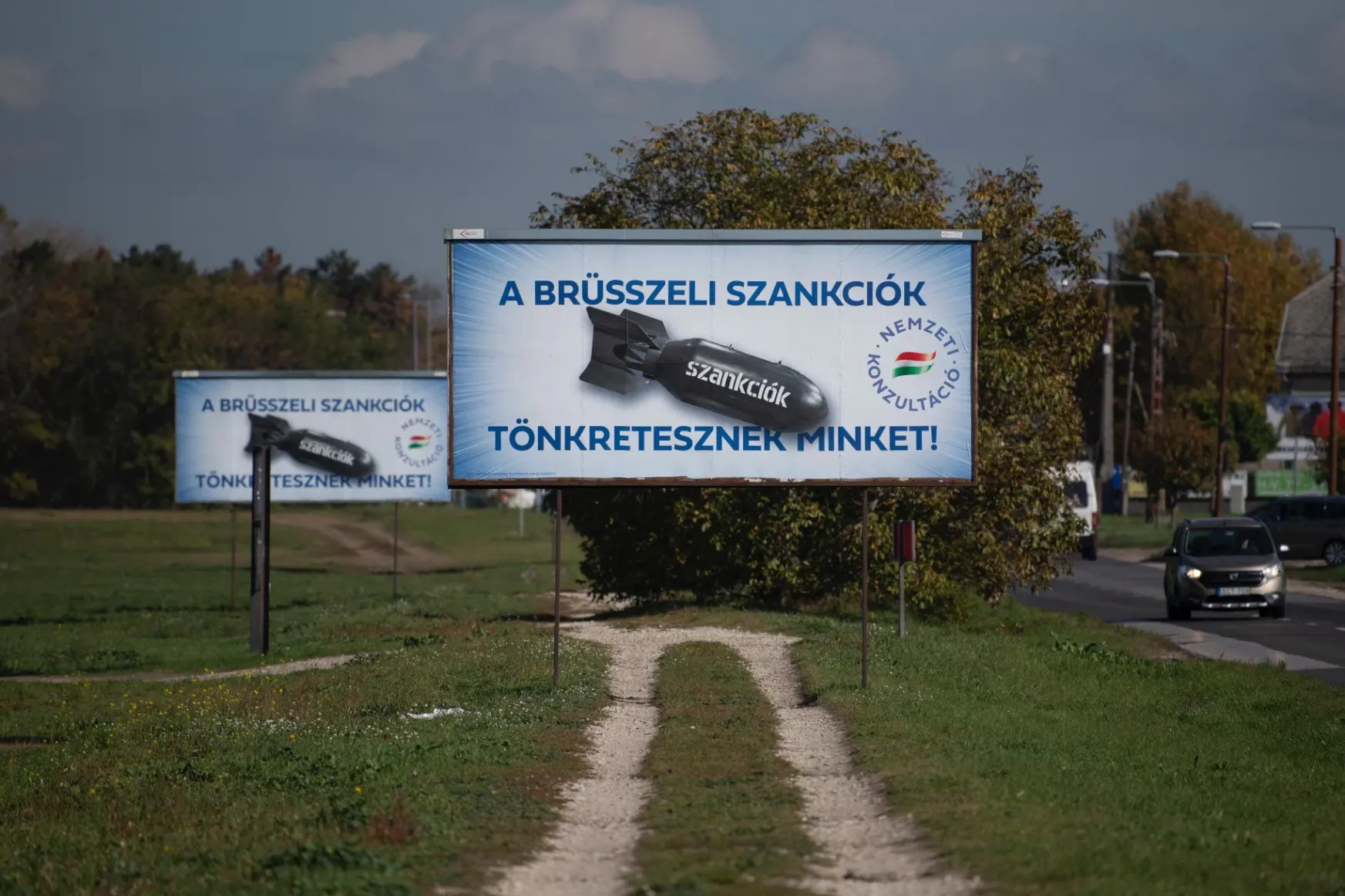 Telex: A 4,7 milliárdos, szankciós plakátok mellett imacsoportra és ...