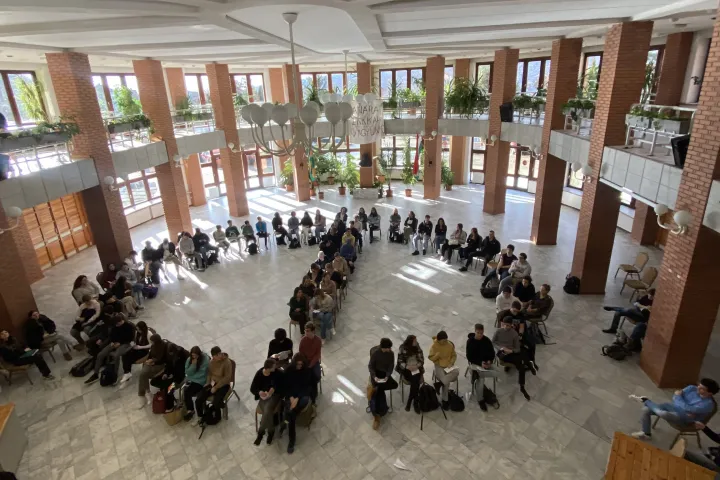 Telex: A Móricz Zsigmond Gimnáziumban felkiáltójelet formálva ...