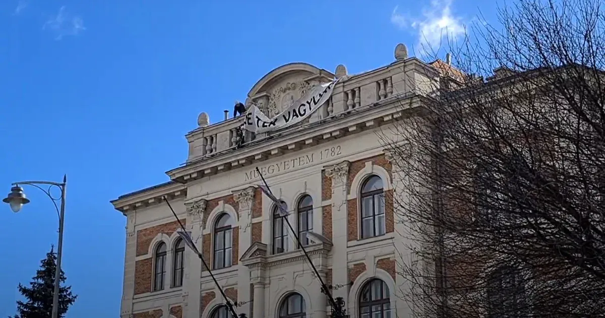 Telex: Leszedték a BME CH épületéről a délelőtt felrakott „Veletek ...