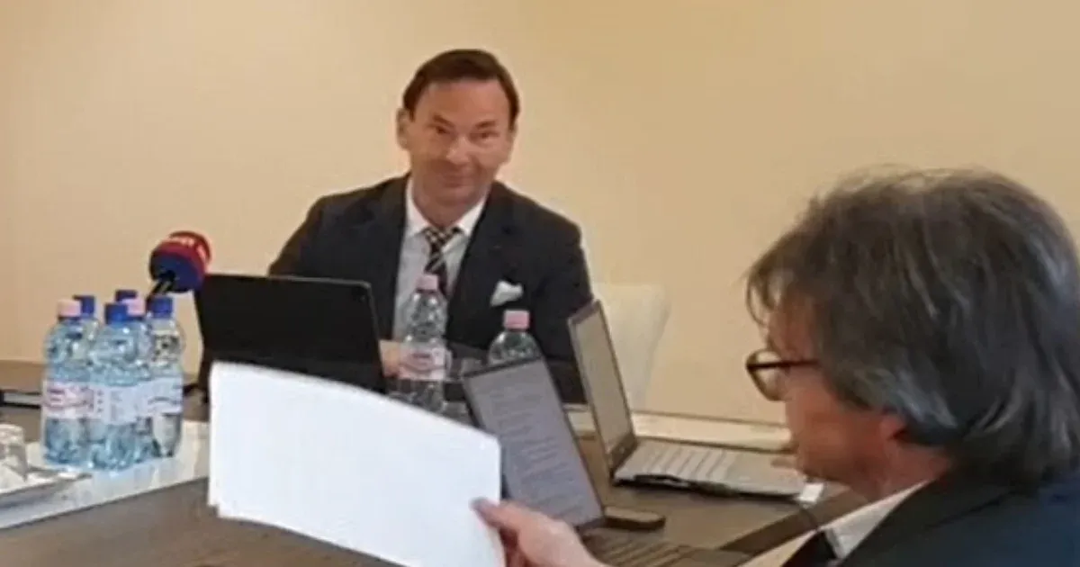 Telex: Egy képviselő szerint a lábbilincses polgármester miatt ...