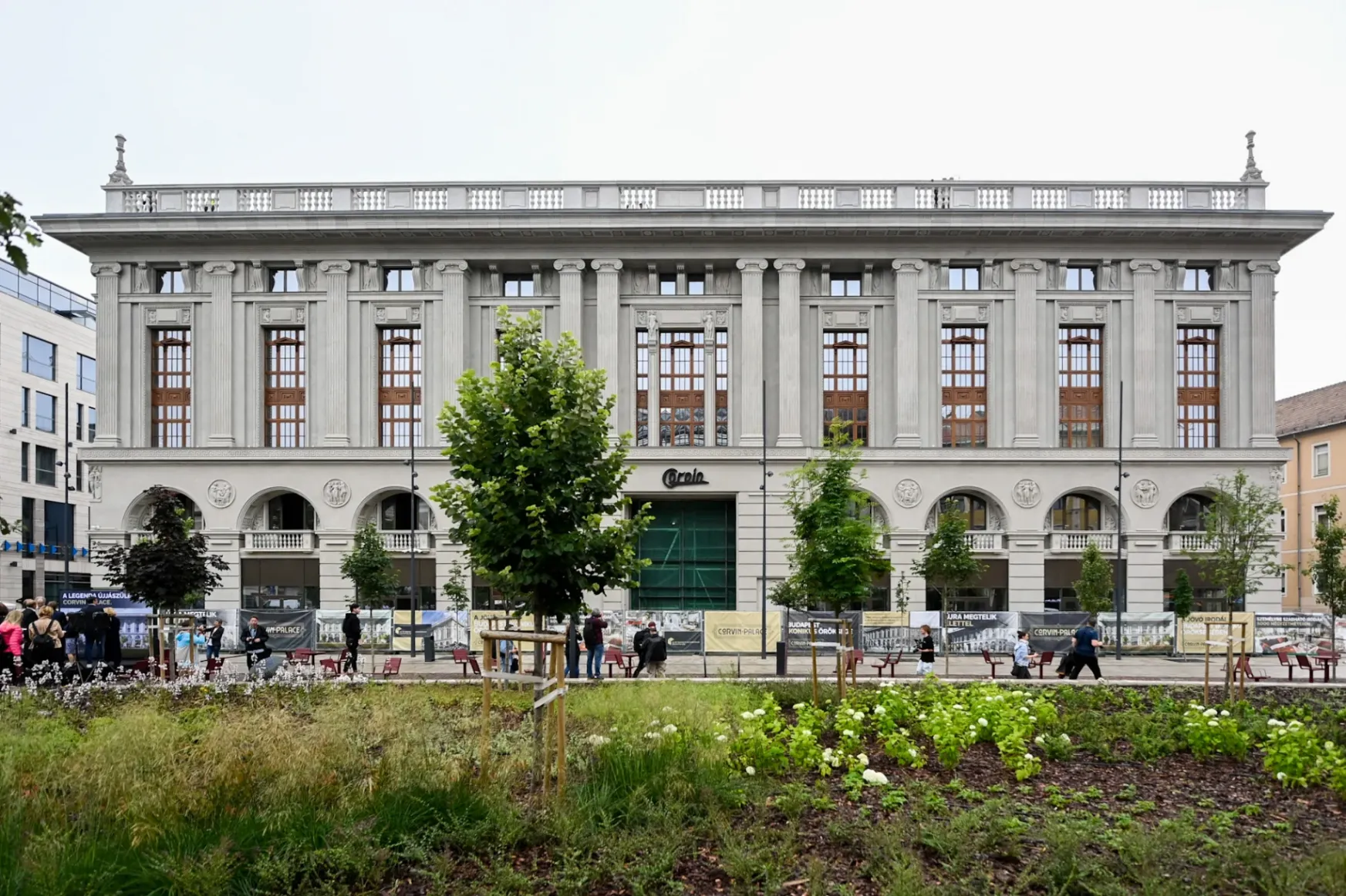 Telex: Lehullt a lepel a Corvin áruház homlokzatáról