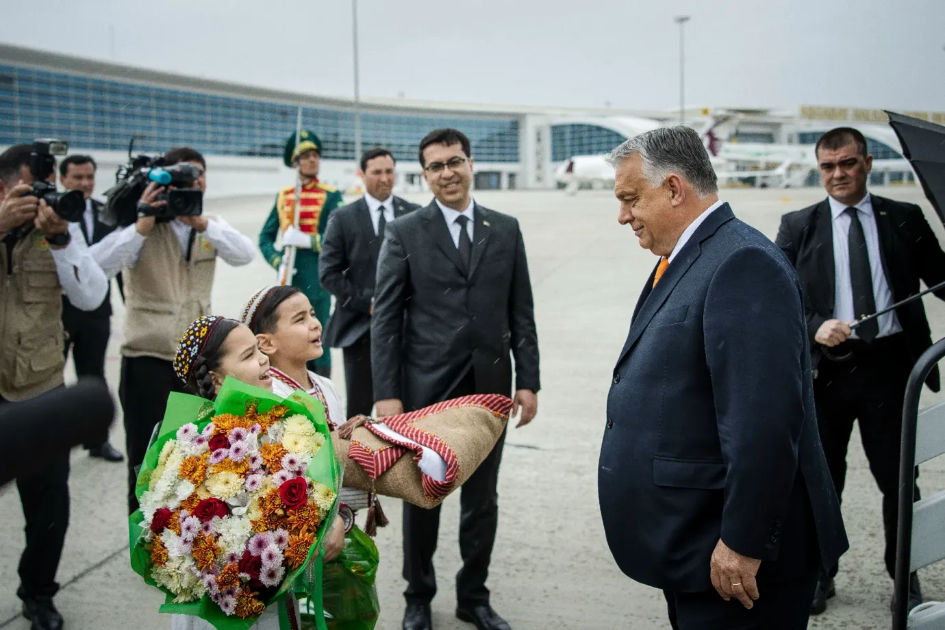 Telex: Tárgyalt, fát ültetett és vacsorázott Orbán Viktor Türkmenisztánban
