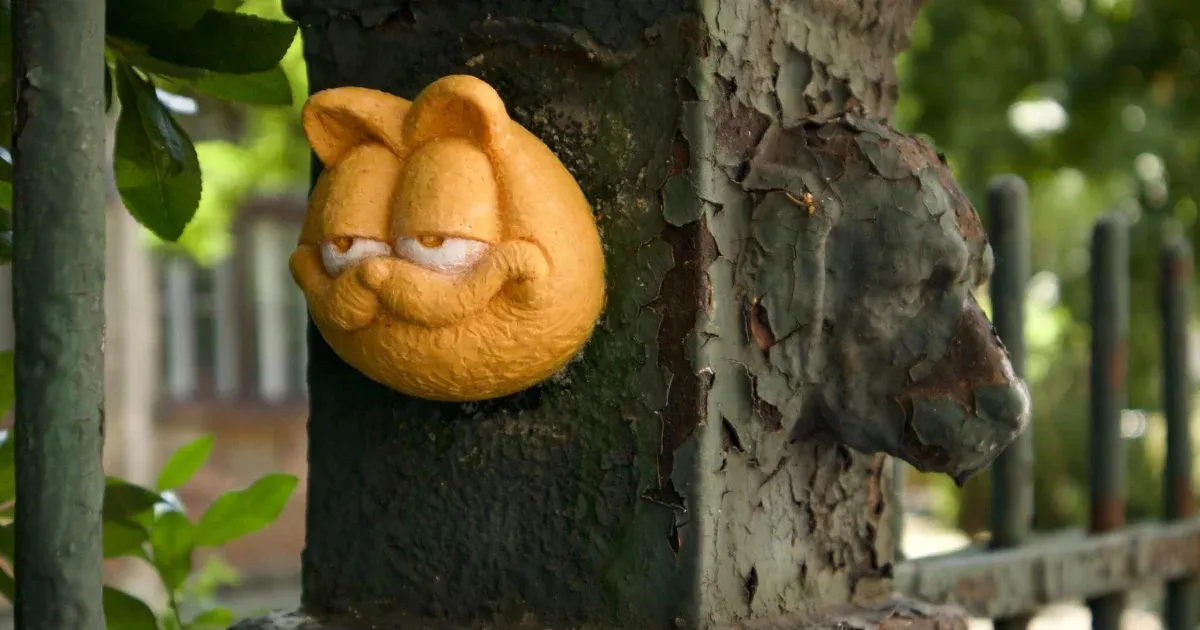 Karakter: 45 éves lett Garfield, színes szobrot készített róla Kolodko