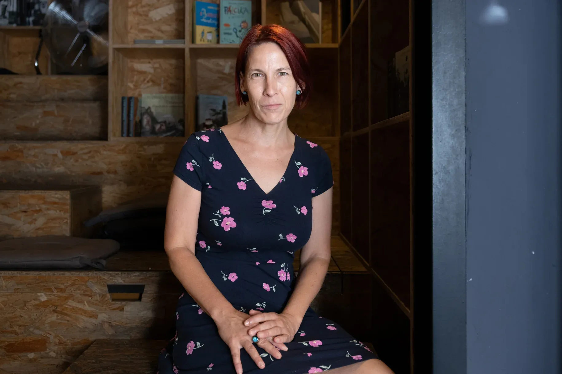 Telex: A fóliázás megfosztja az irodalmat attól, amihez a legjobban ért ...