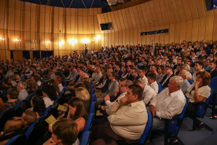 Telex: Vona Gábor új pártja olyan, mint az átmulatott céges buli ...