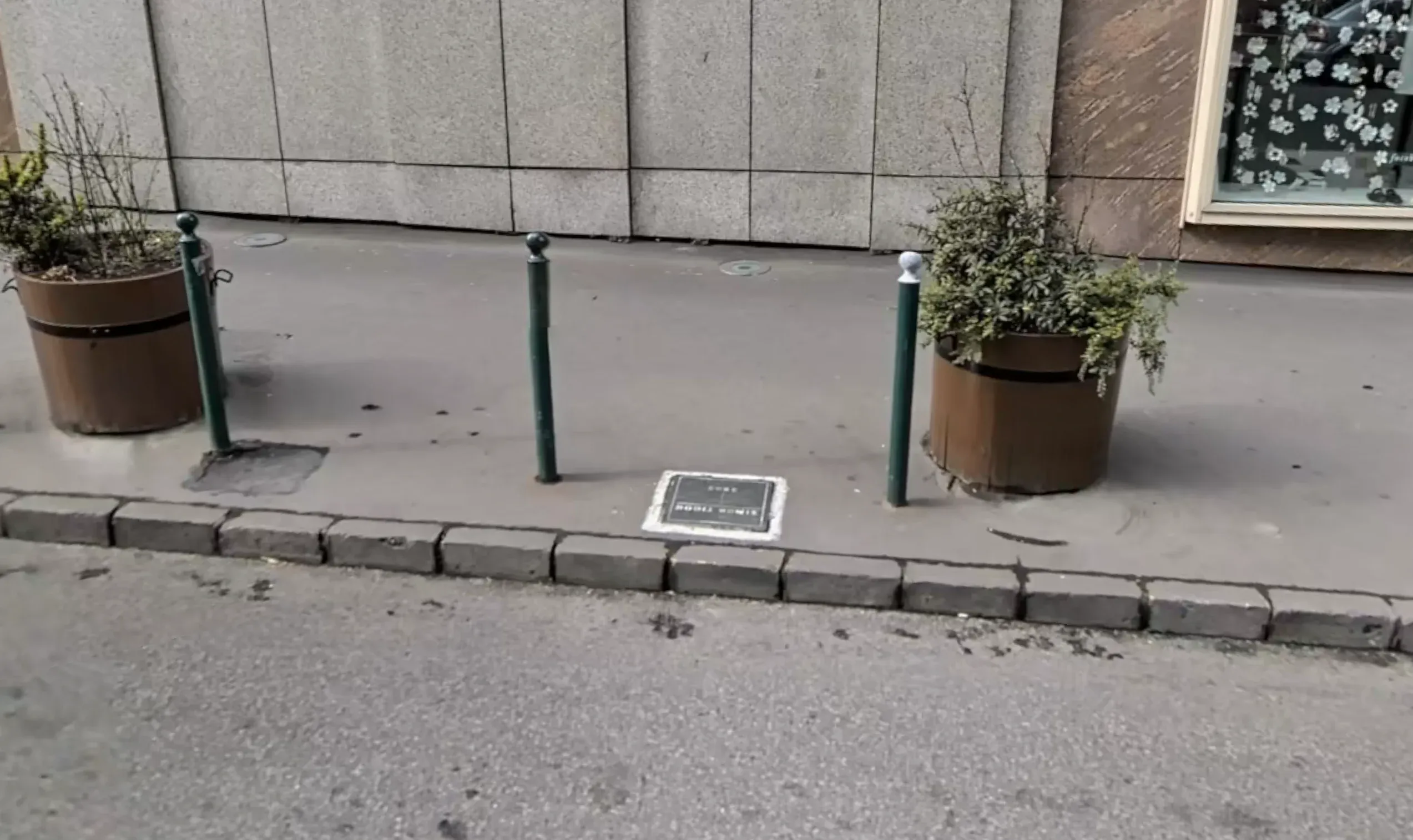 Telex: Eltűnt a Mammut előtt meghalt Simon Tibor emléktáblája, de lesz ...