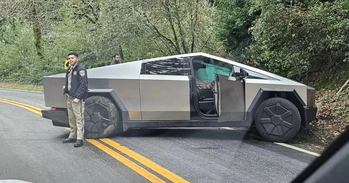 Telex: Megvolt az első Tesla Cybertruck-karambol