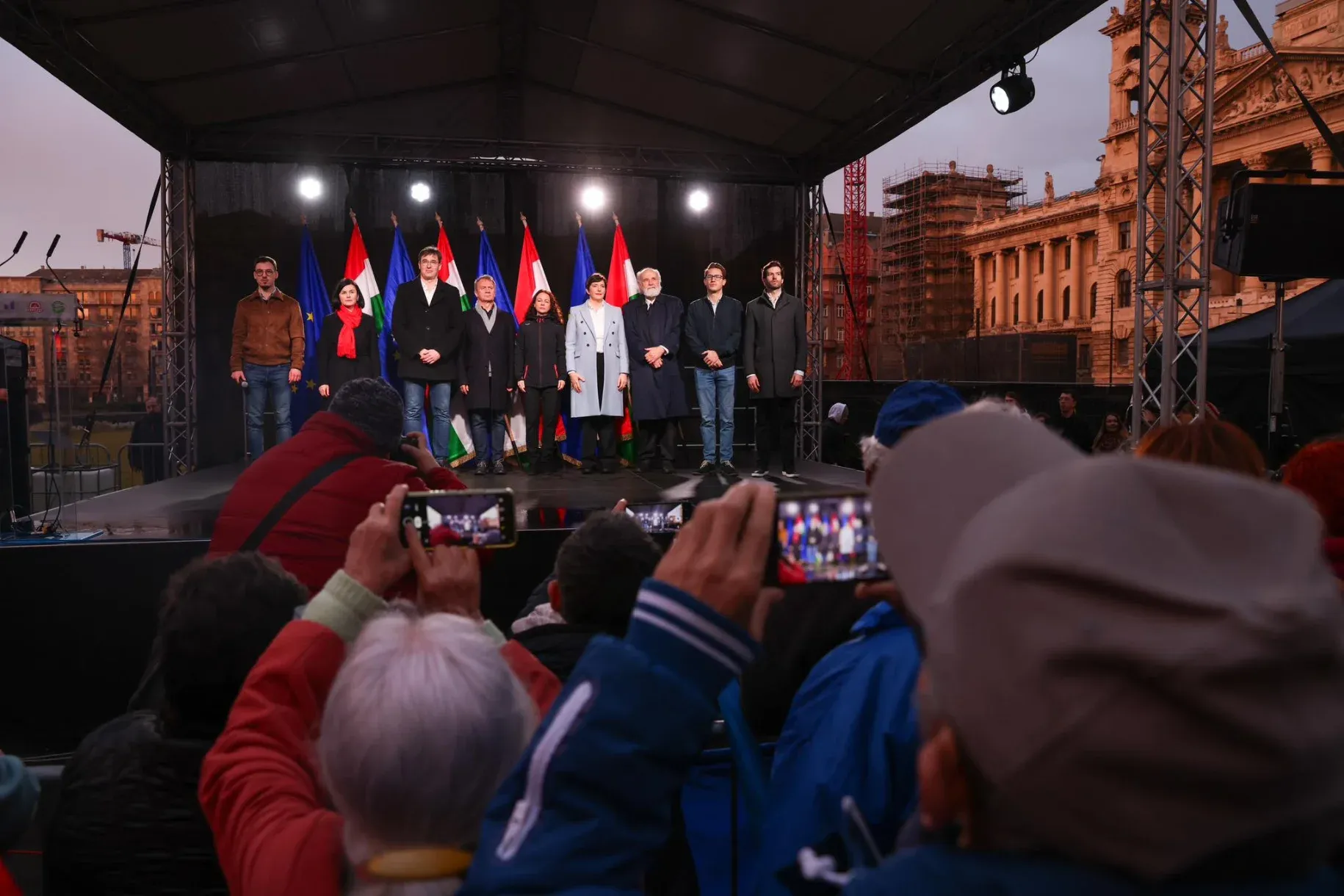 Telex: „Orbán Viktor a pedofilvédő maffia keresztapja” – a közvetlen államfőválasztásért ...