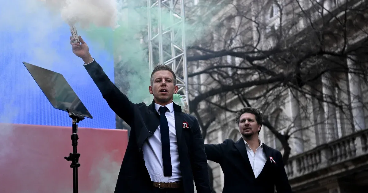 Telex: Magyar Péter beszéde után piros-fehér-zöld füstgyertyákat gyújtottak