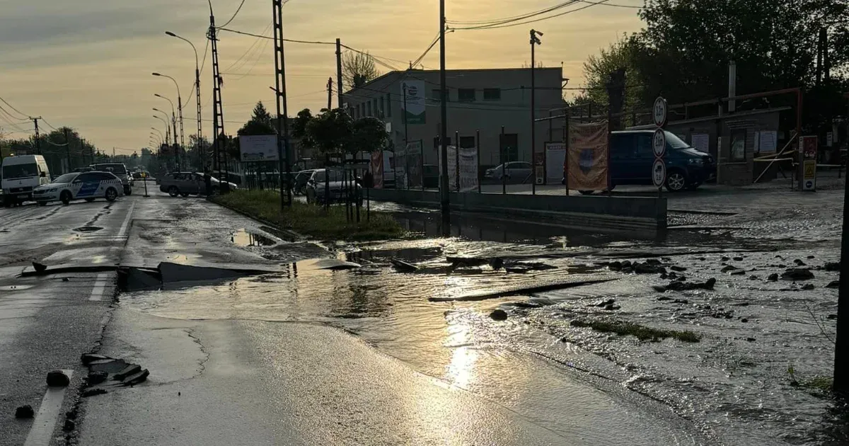 Telex: Csőtörés volt a XVI. kerületben, az úttest is beszakadt