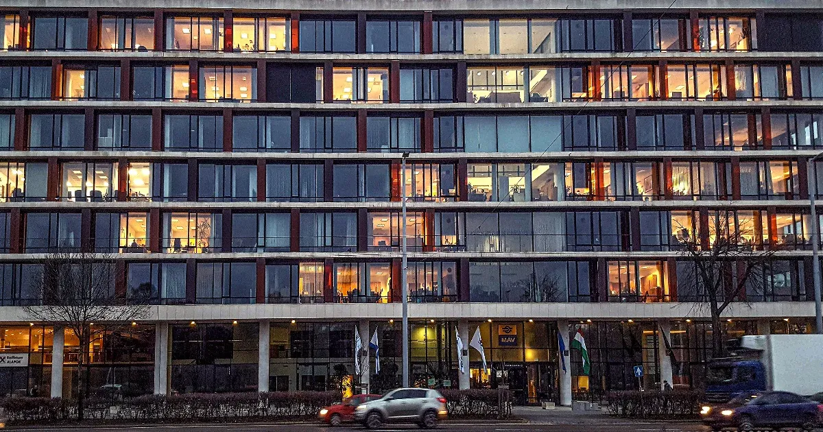 Telex: A Mol egyik régi épületébe költözik a MÁV vezérigazgatósága