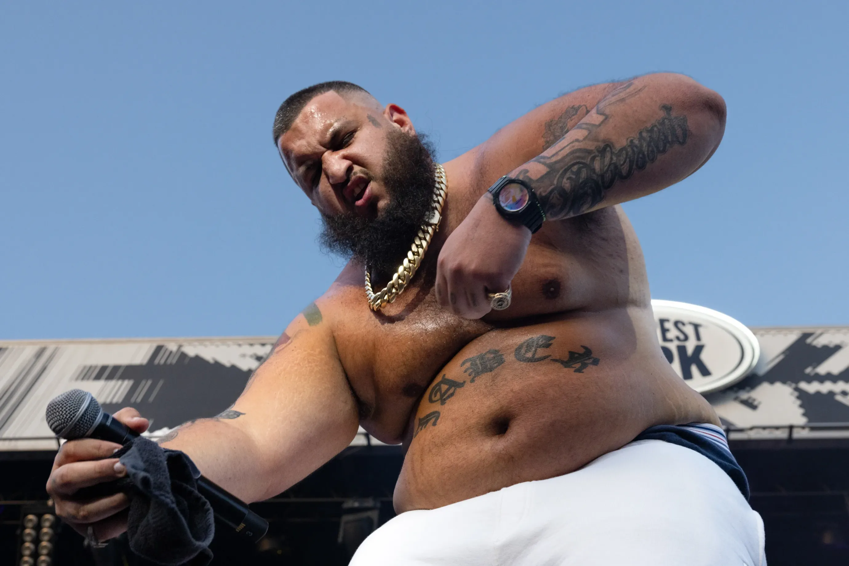 After: Manuelnek bele sem kell szólnia a mikrofonba, a rajongói így is ...