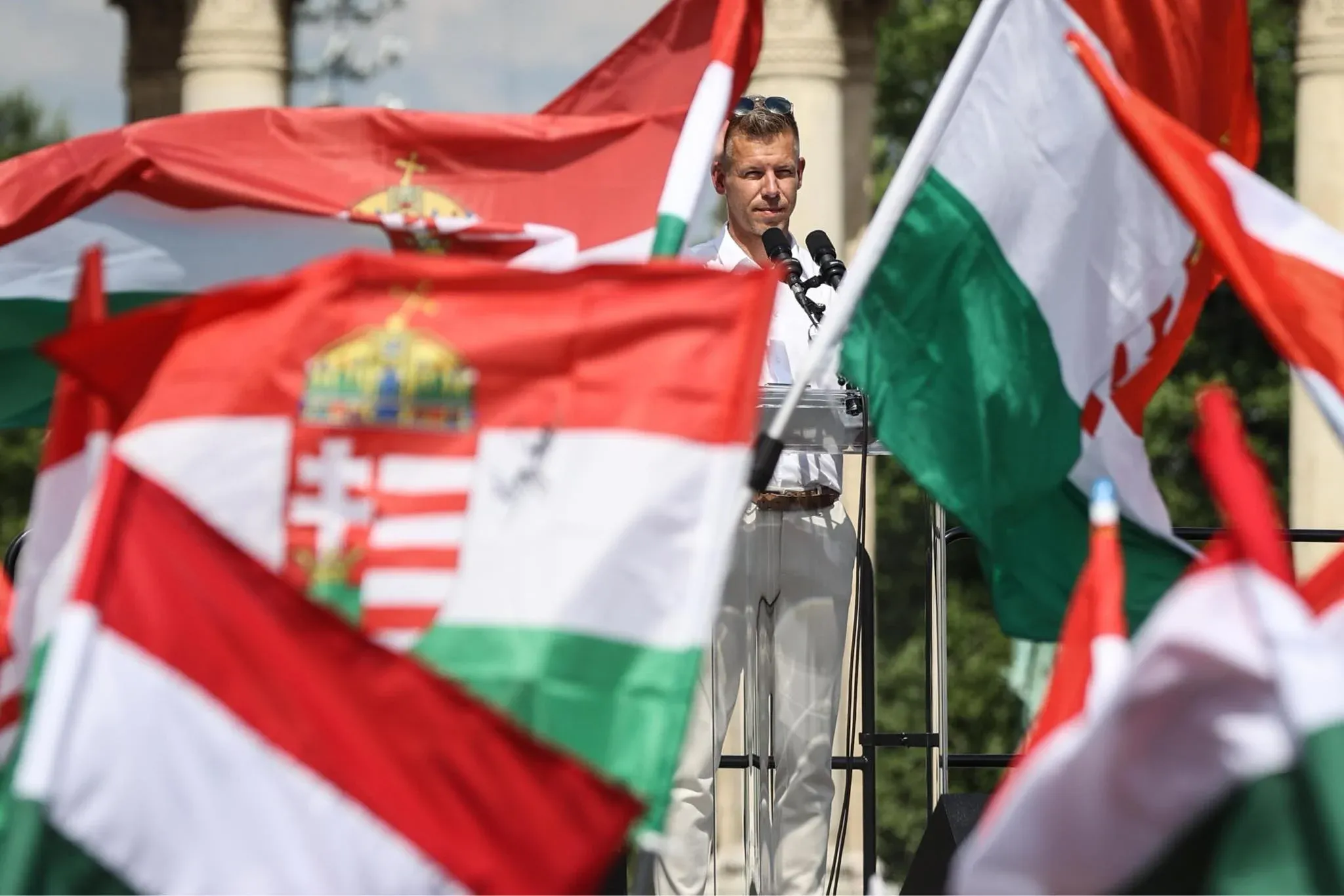 Telex: Magyar Péter kampányzárója képeken. De milyen képeken!