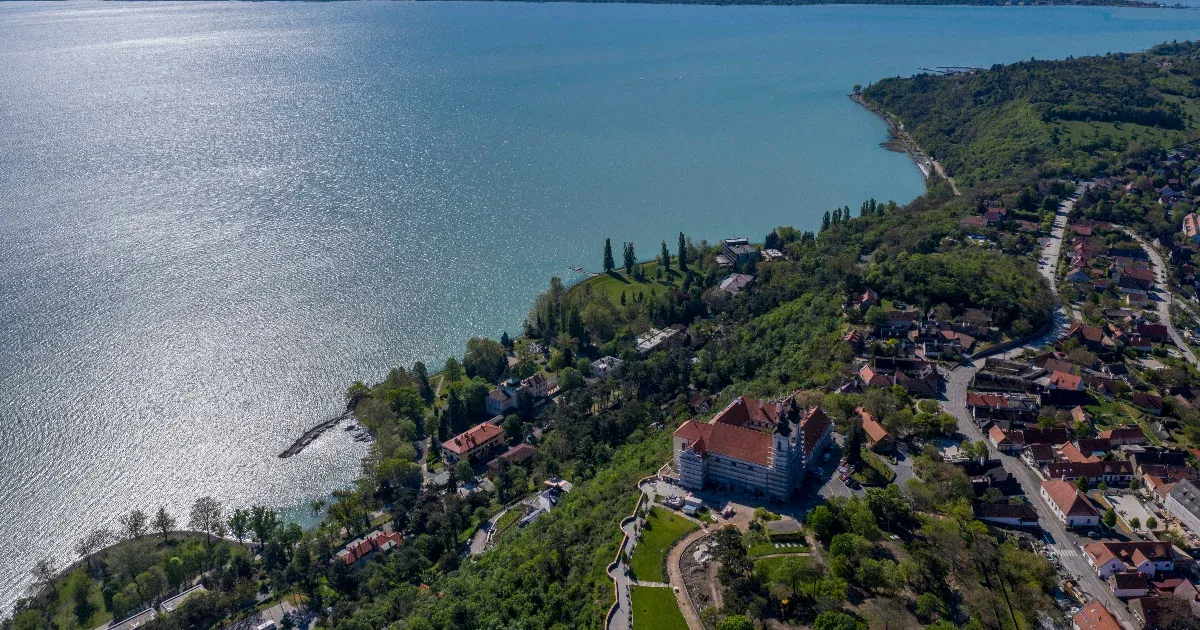 Telex: Az utolsó beépítetlen part menti ingatlant is eladja az állam ...