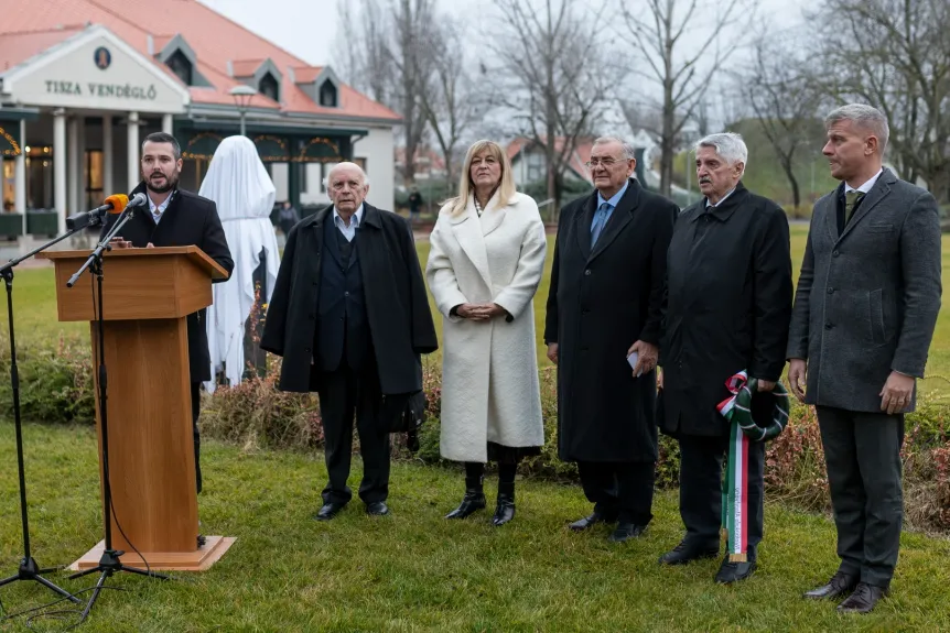 Telex: „A korát megelőző látnok volt” – felavatták Csurka István ...