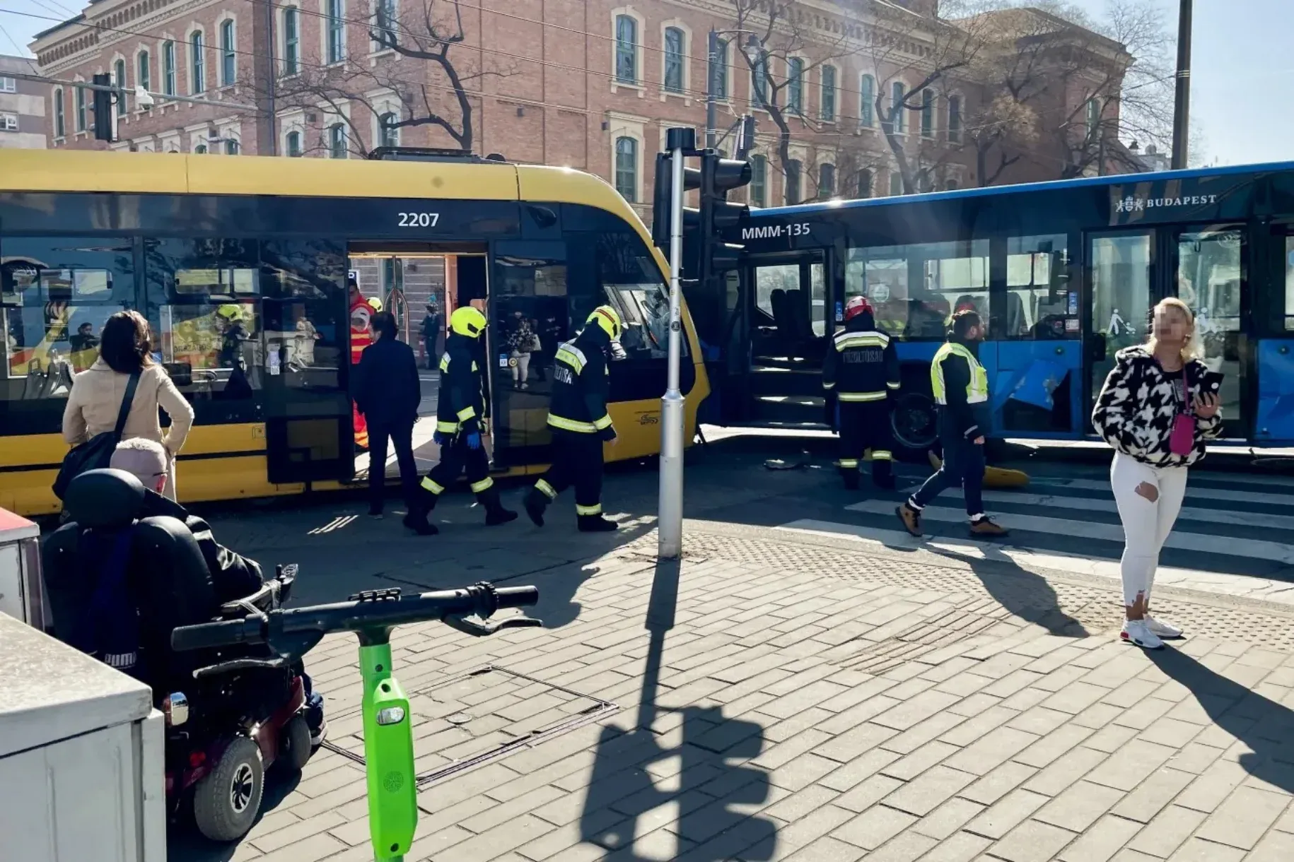 Telex: Busszal ütközött és kisiklott egy villamos a Bécsi úton