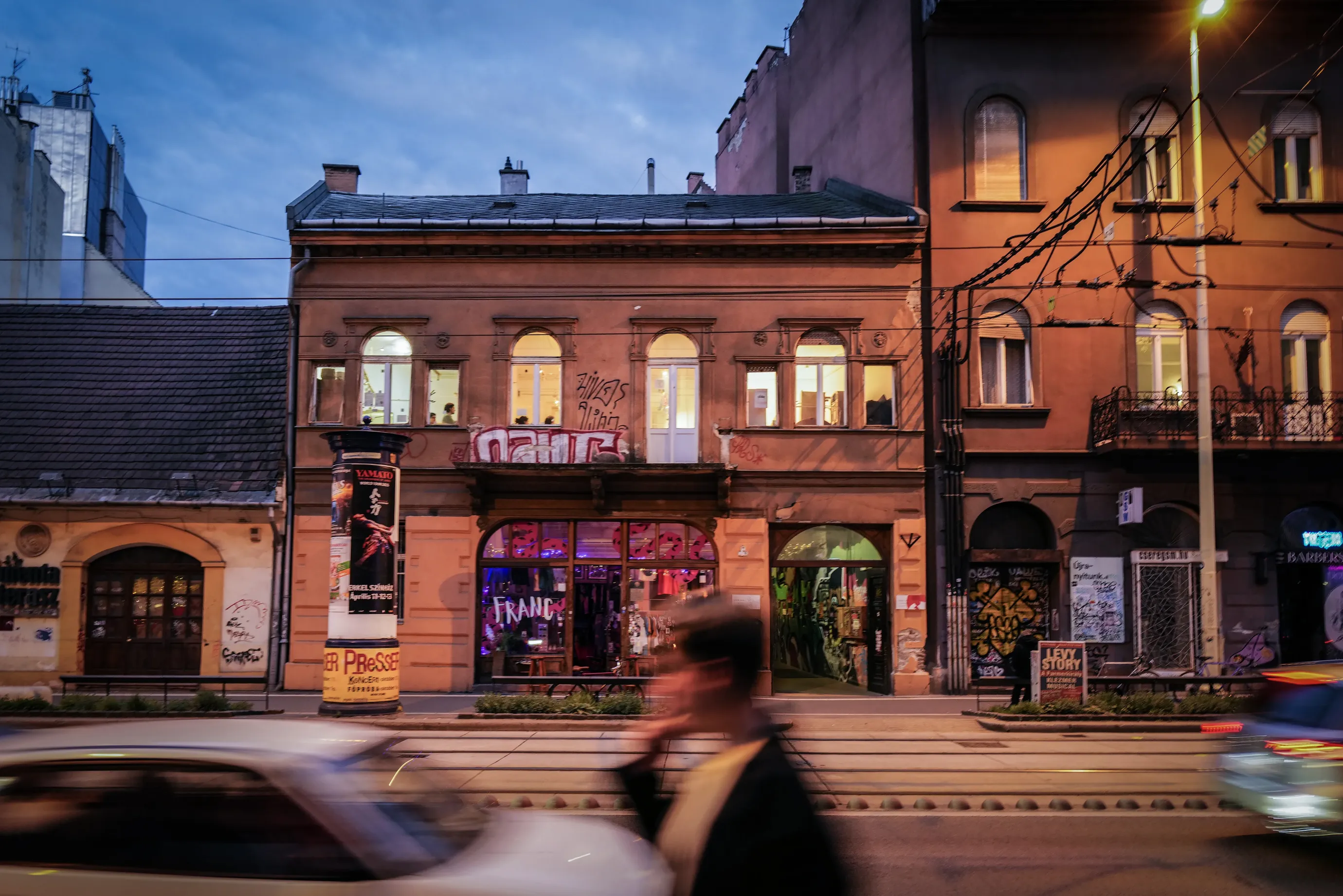 Telex: Berobbant a budai Margit-negyed a Dugattyússal, a lakók egy ...