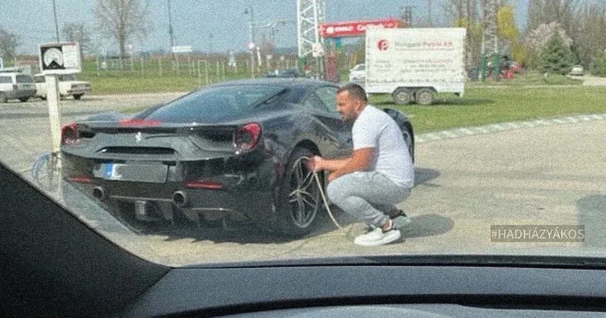 Telex: Hadházy kiposztolt egy 2021-es fotót, amin Mészáros Lőrinc fia egy Ferrari kerekét pumpálja