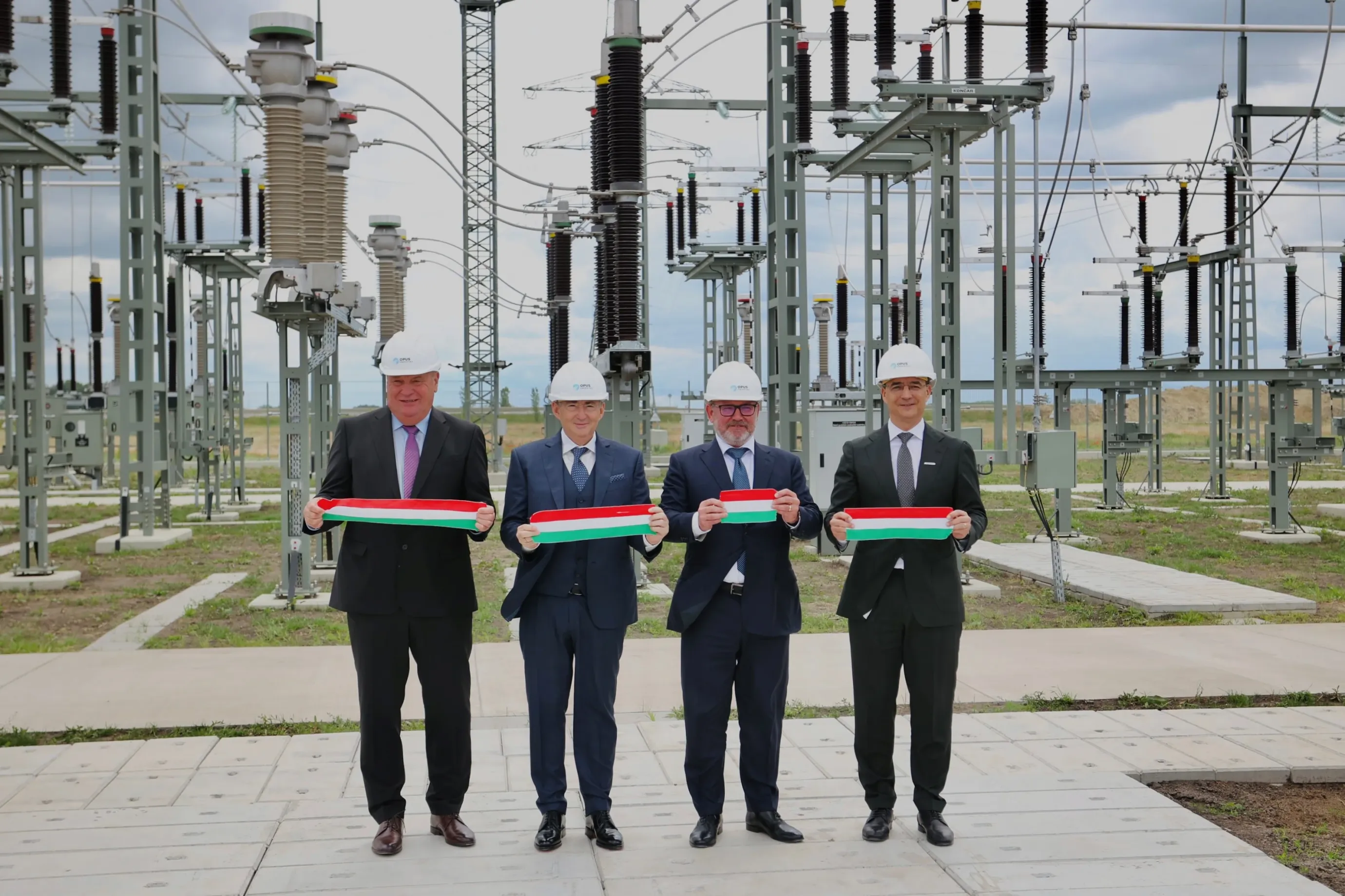 Telex: Mészáros Lőrinc hunyorítva mosolyog, miközben átadja a 16 ...