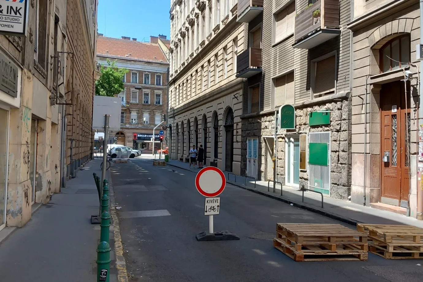 Telex: Háborognak a Tűzoltó utcaiak, hogy Puzsér saját kávézója előtt ...