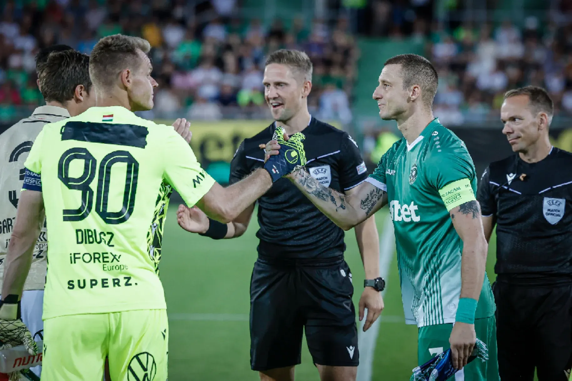 Telex: Fekete szalaggal kellett leragasztani Dibusz Dénes mezét a Fradi ...