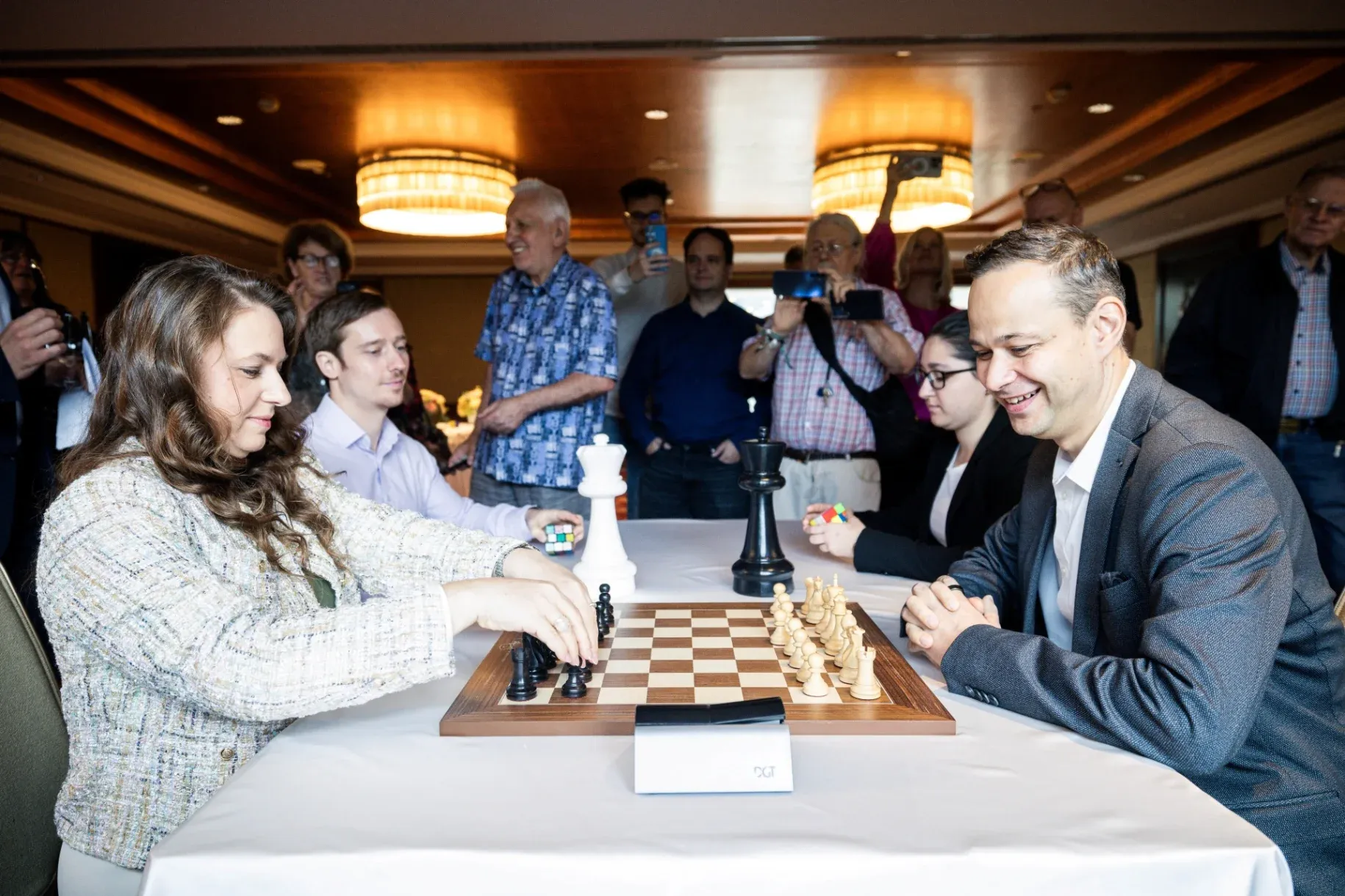 Telex: Világpremier: Polgár Judit ötvözi a sakkot és a Rubik-kockát