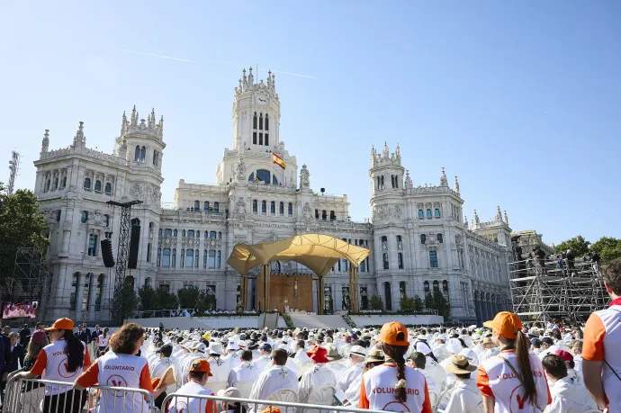 Telex: Milliós tömeg hallgatta Madridban XIV. Leó pápa miséjét